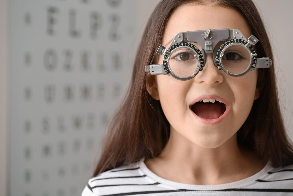 Contacts vs. Glasses: Pros and Cons for Kids | Kiddipedia